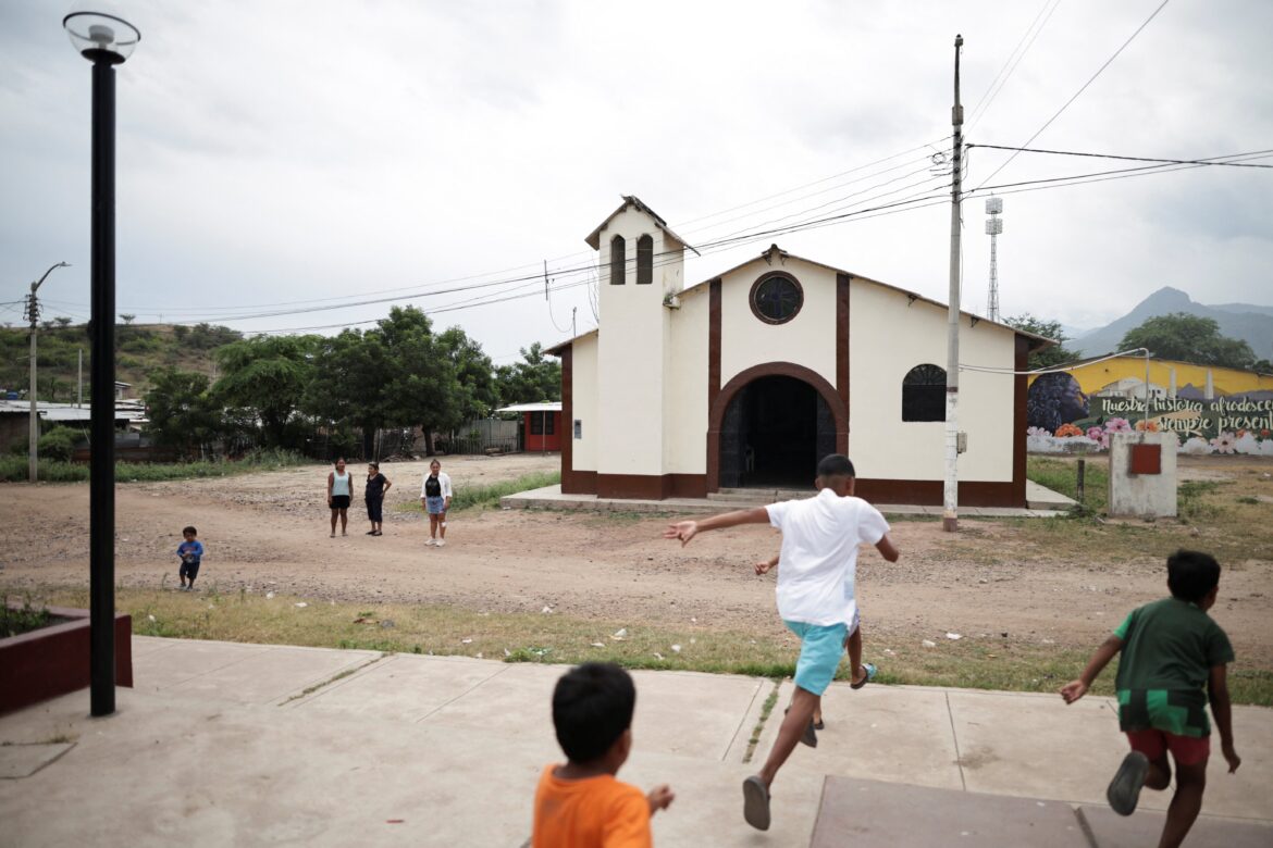 Peruvian Catholics in US rejoice over Pope Leo, an adopted son of Peru ...
