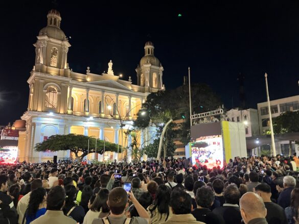 Thousands pack plaza at Peruvian cathedral for Mass for pope