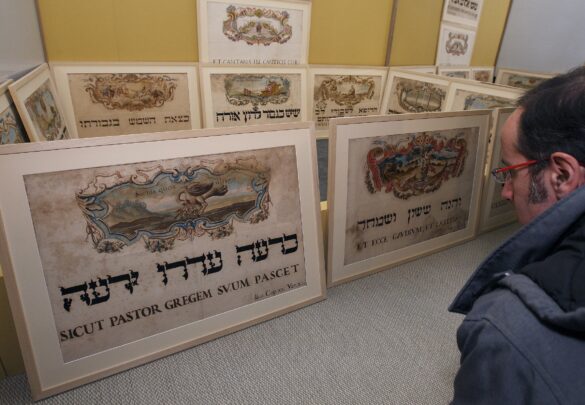 Pope pledges strengthened dialogue with Jews