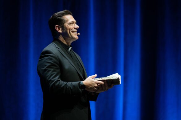 Popular priest podcaster takes ‘Parables’ tour cross-country to sold ...