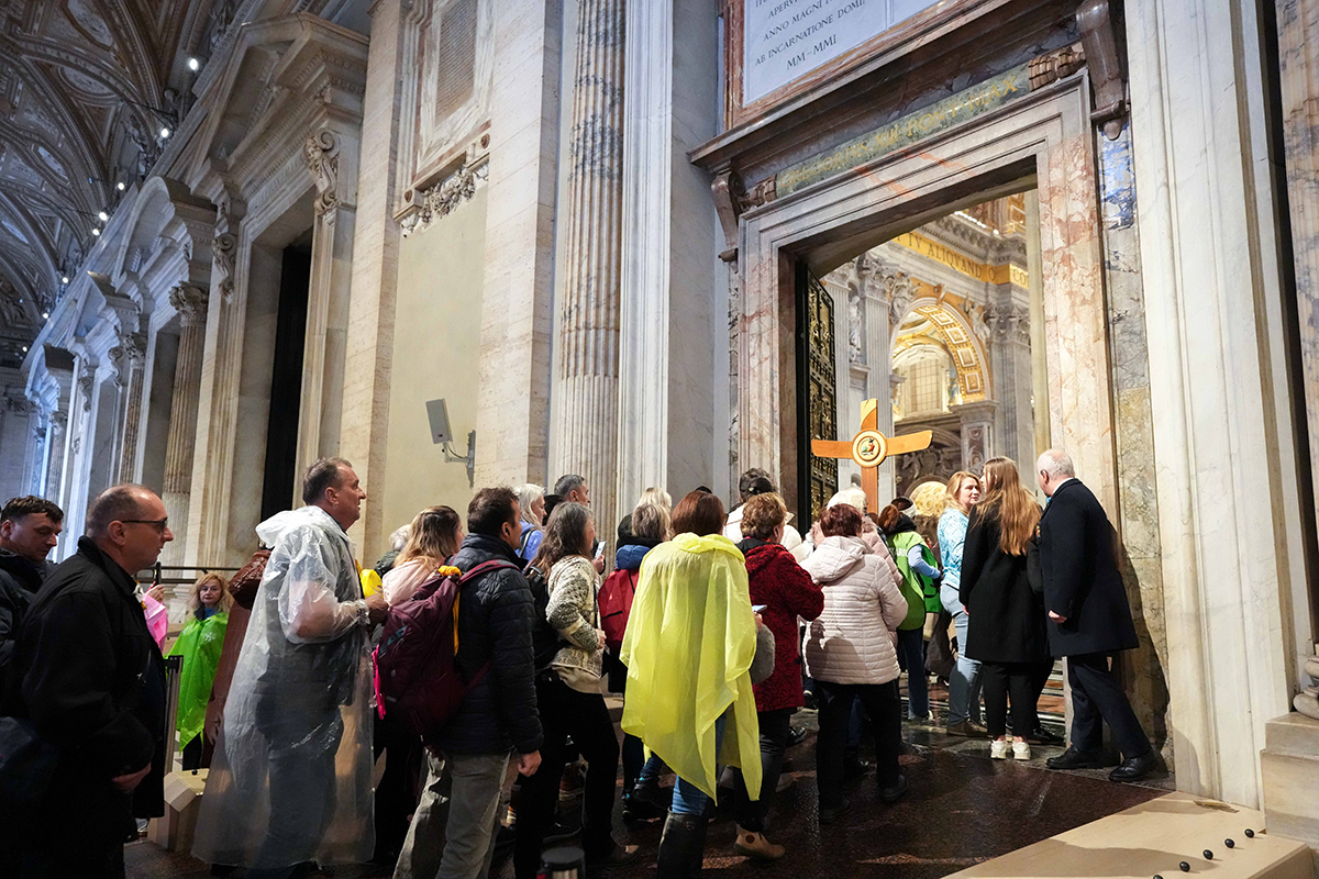 Torrential rains, looming deadline, don’t deter last-minute pilgrims ...