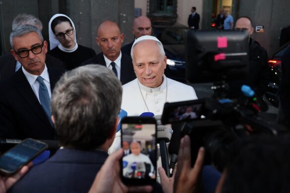 Pope aids elderly priest who collapsed after audience
