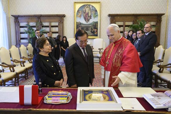 Pope meets Peru's president, discusses possible fall visit